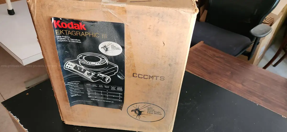 KODAK EKTAGRAPHIC III SLIDE PROJECTOR | AllSurplus