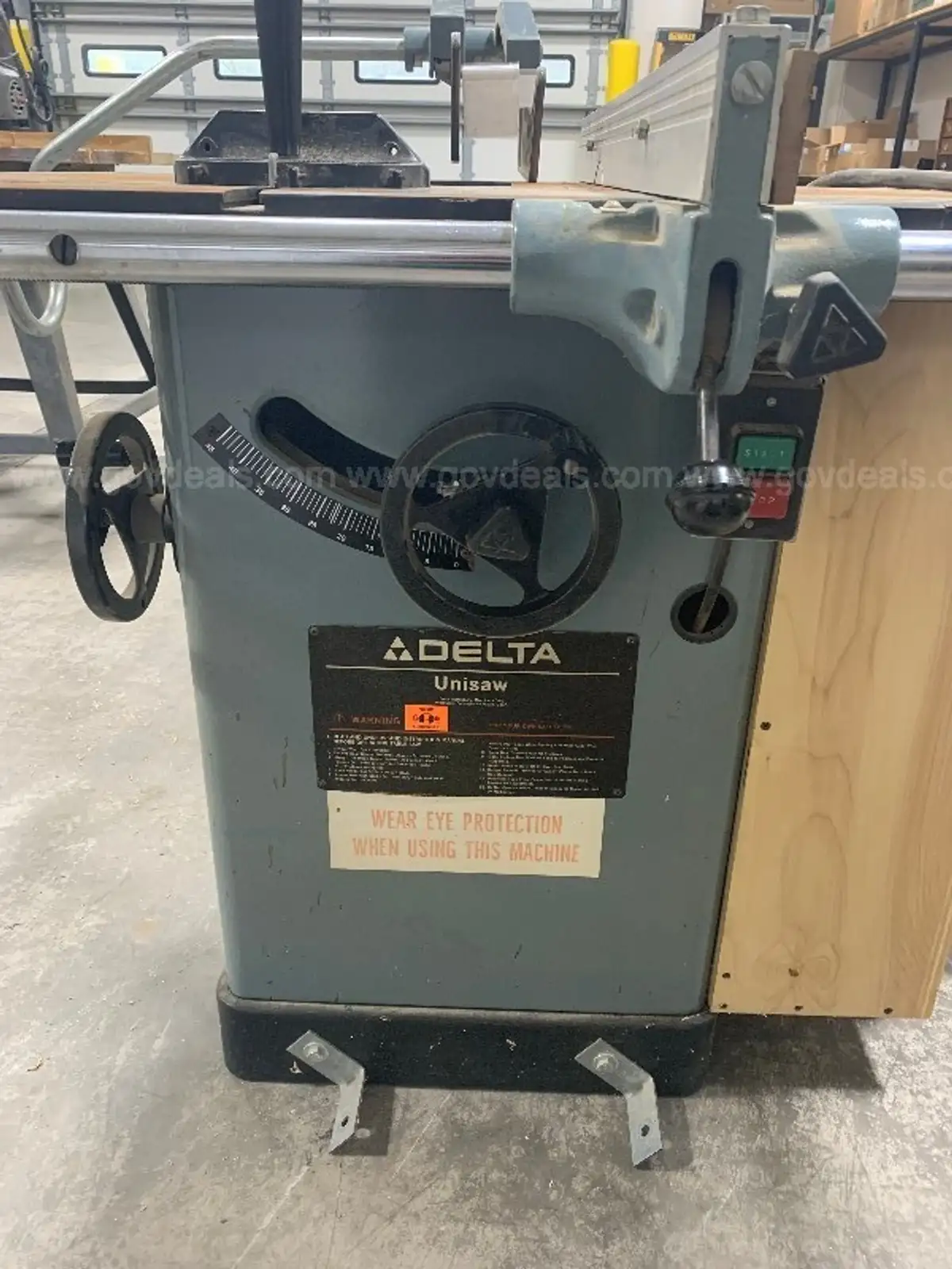 Delta 10" Table Saw | AllSurplus
