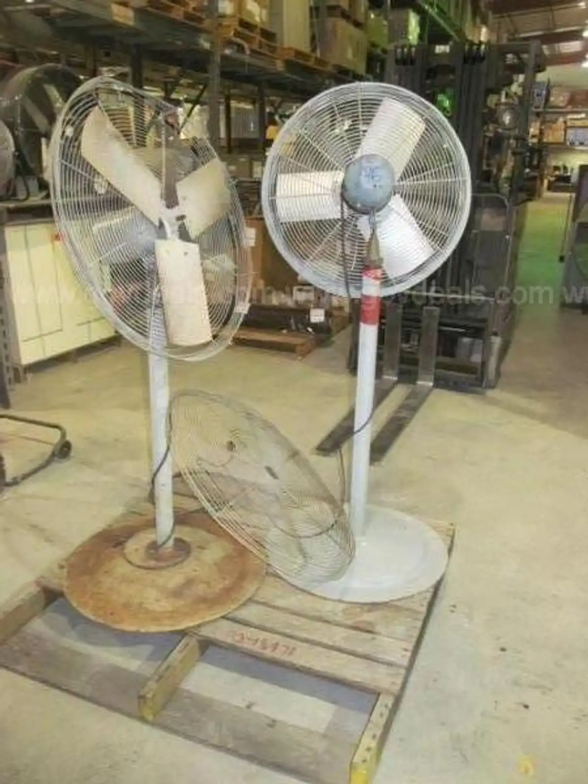 1 Pallet Lot Upright Pedestal Base Shop Fans | AllSurplus