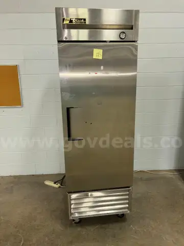 True T23 Refrigerator, DOES NOT COOL, interior isn't roses but is ...