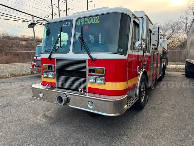 2009 KME Predator 100 FT Tower Ladder / LOT233 - 095002 - R | AllSurplus