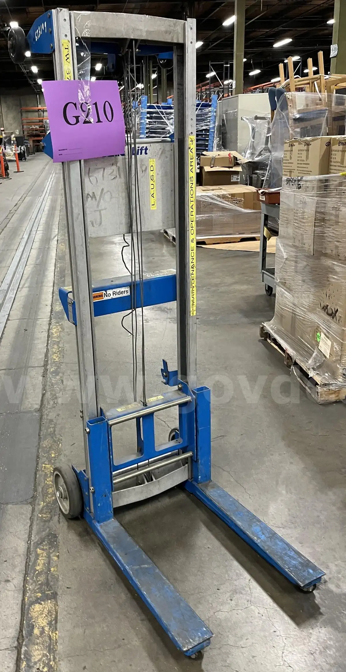 GENIE LIFT # GL-8 HEAVY-DUTY ALUMINUM MANUAL LIFT (400 LB. CAP ...