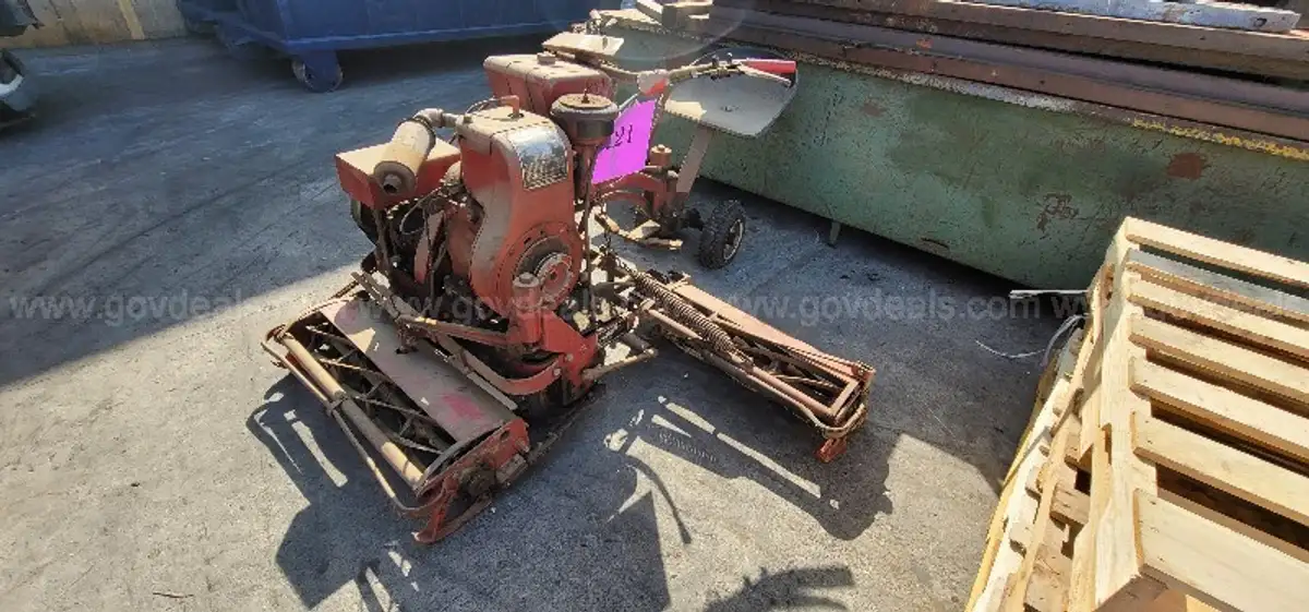 VINTAGE TORO PROFESSIONAL REEL MOWER *** | AllSurplus