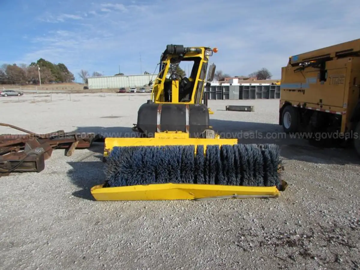 2016 Superior Broom Self Propelled Sweeper | GovDeals