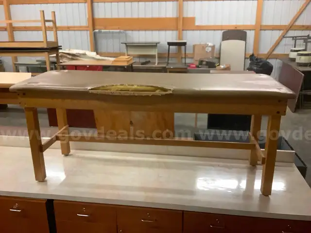 Athletic Training Table #1 MEASUREMENTS IN PHOTOS | GovDeals