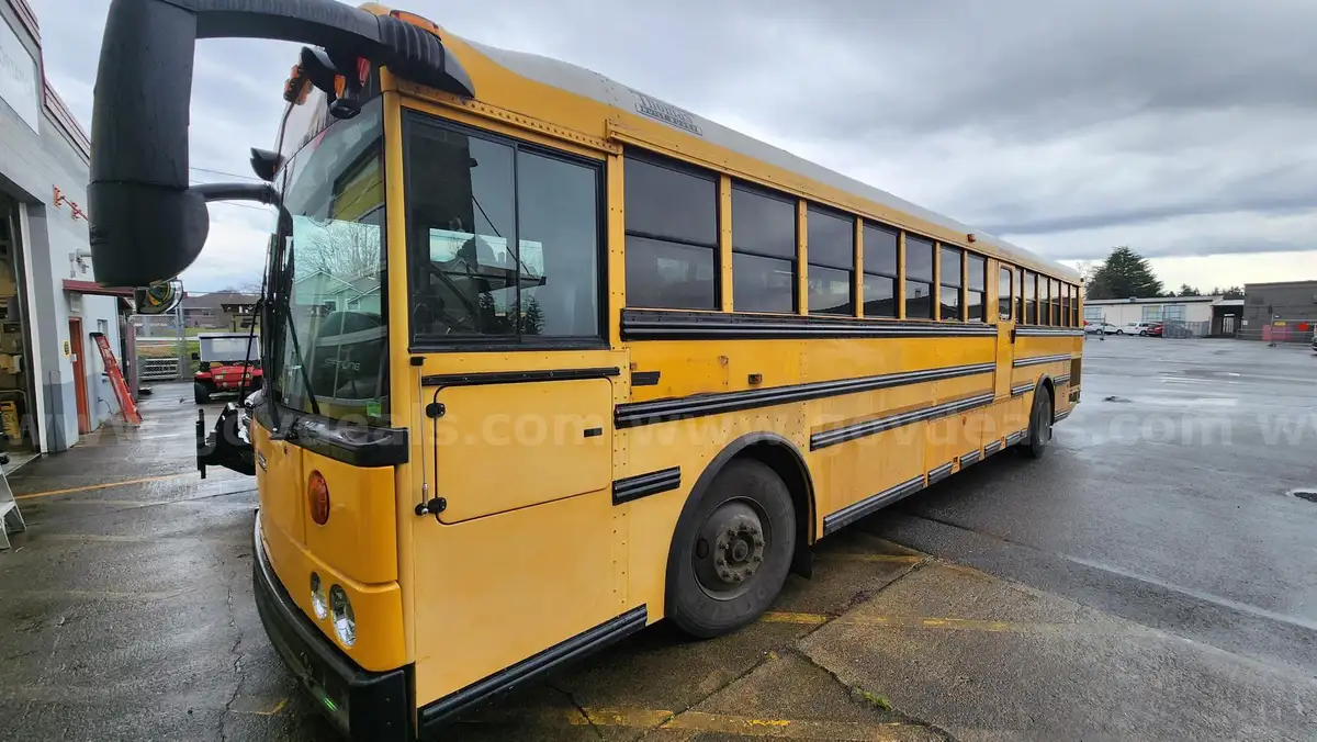 2004 Thomas Saf-T-Liner HDX | AllSurplus