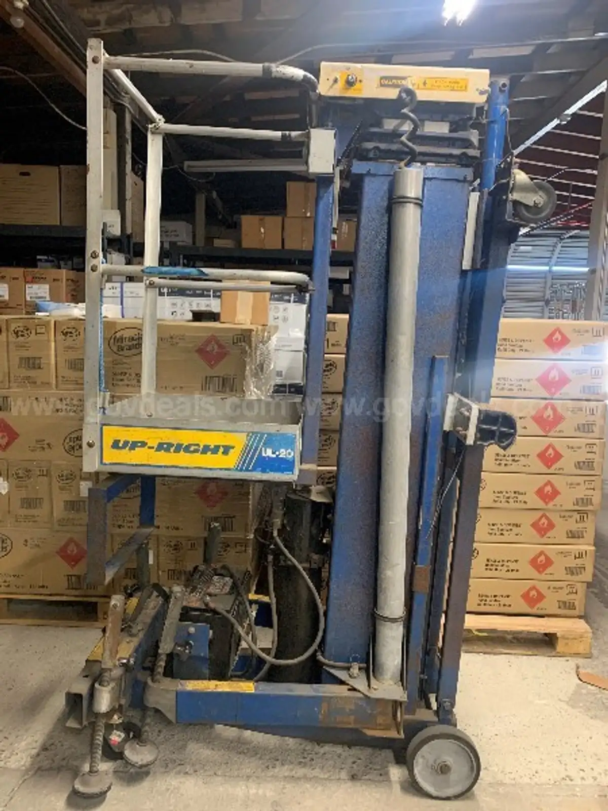 UpRight UL-20 Personnel Lift (NOT WORKING, ONLY FOR PARTS OR REPAIR ...