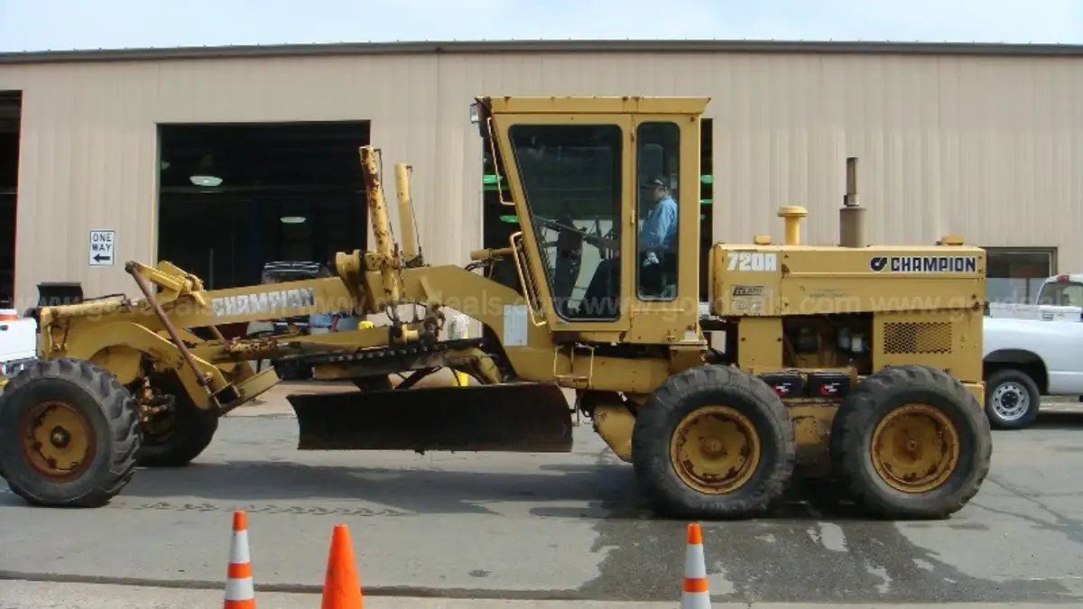 1988 CHAMPION GRADER MODEL 720A | GovDeals