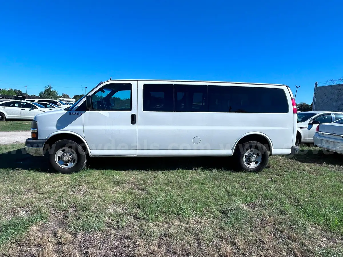 White 2014 Chevrolet Express 15-Passenger Van | GovDeals
