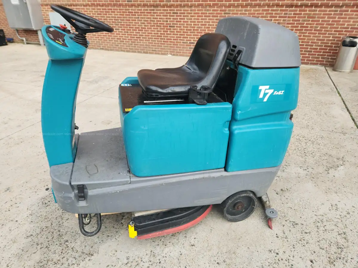 Tennant T7 Ride-On Floor Scrubber | AllSurplus