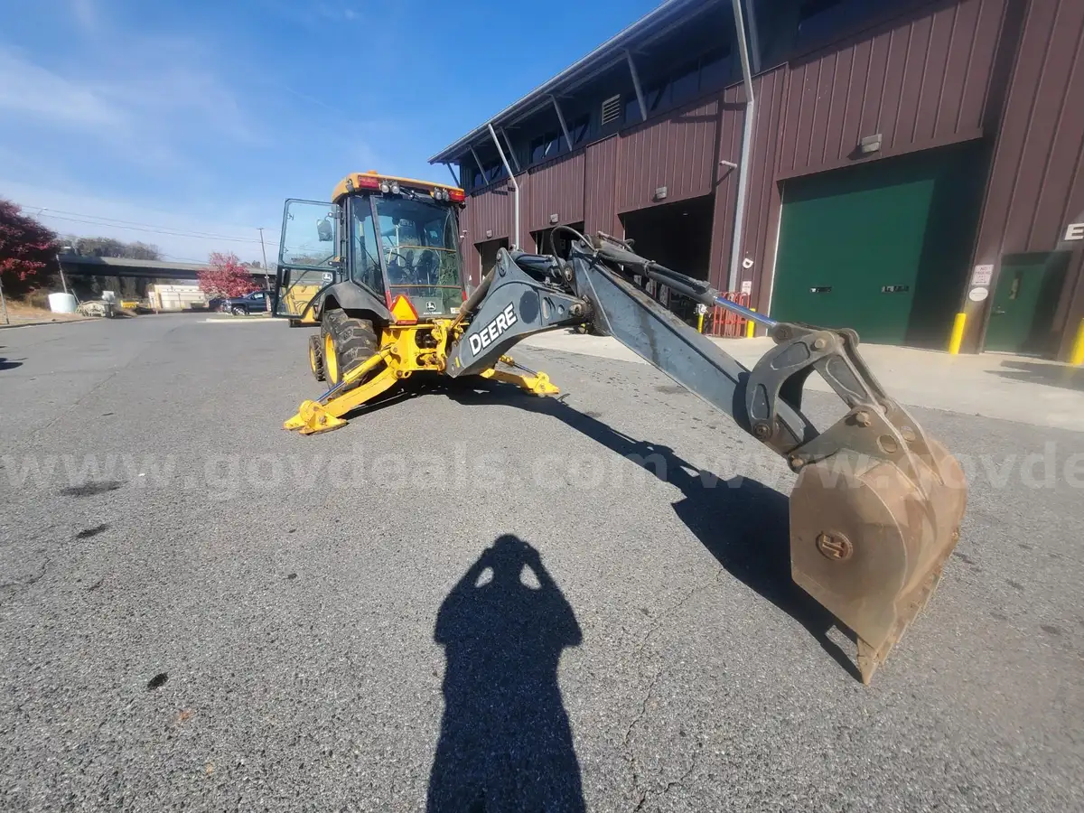 2008 John Deere 310J 4WD Backhoe w/ Clamshell Loader Bucket | AllSurplus