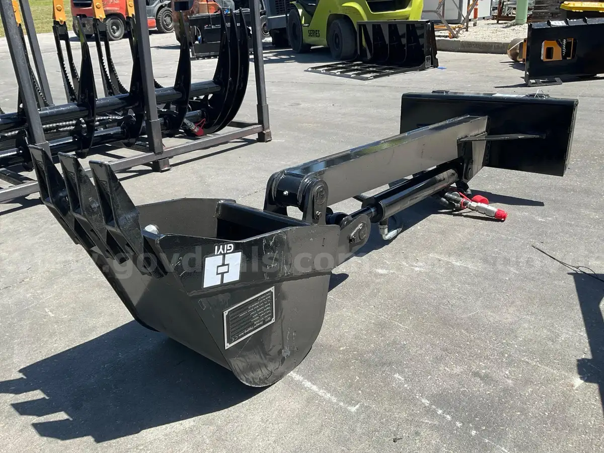 NEVER USED 2025 GIYI STRAIGHT DIGGING ARM, FITS MINI SKID STEER LOADER ...
