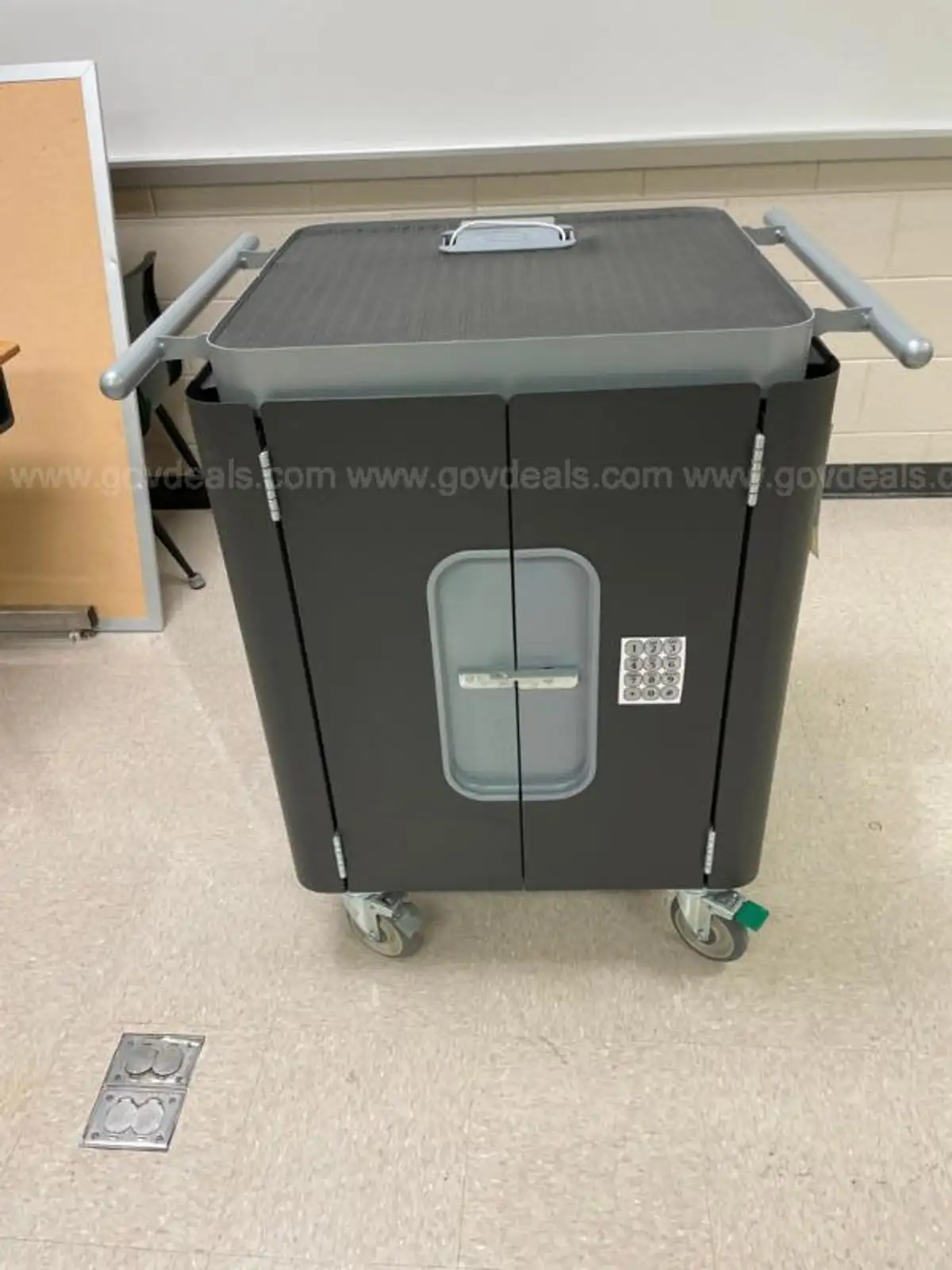 30 Bretford Powersync Cart for iPads | AllSurplus