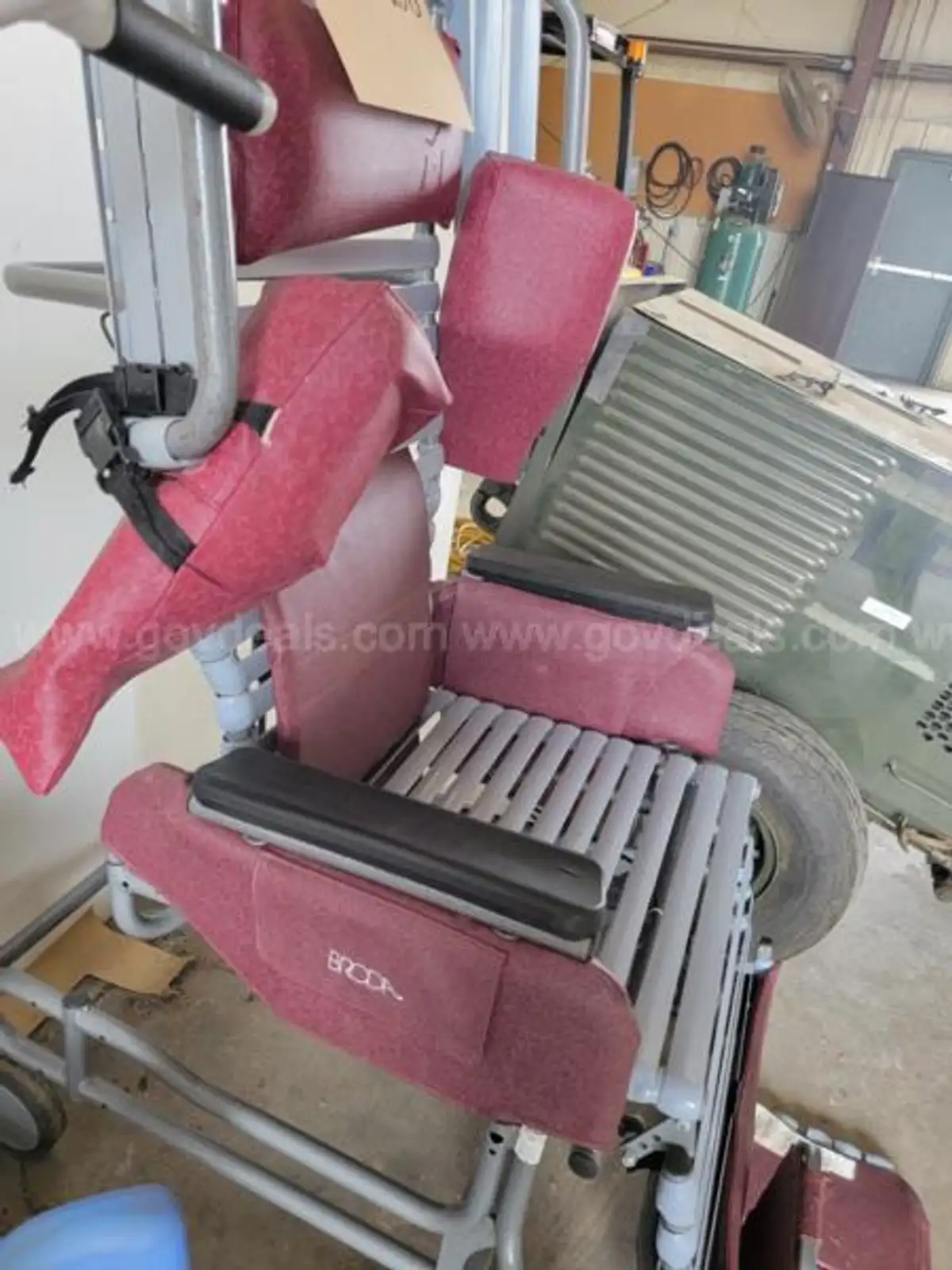 Broda Elite Day Chair | AllSurplus