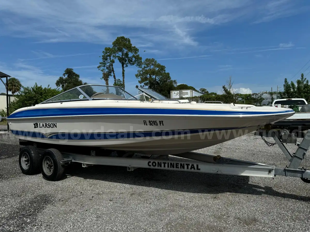 2005 larson 204 escape | AllSurplus