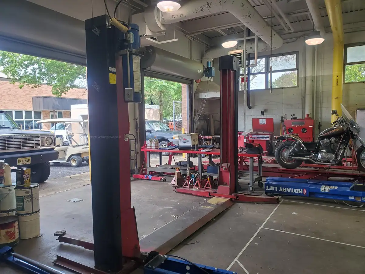 Snap On – Lift Model # YA7000 Lift Capacity 7000 lb. | AllSurplus