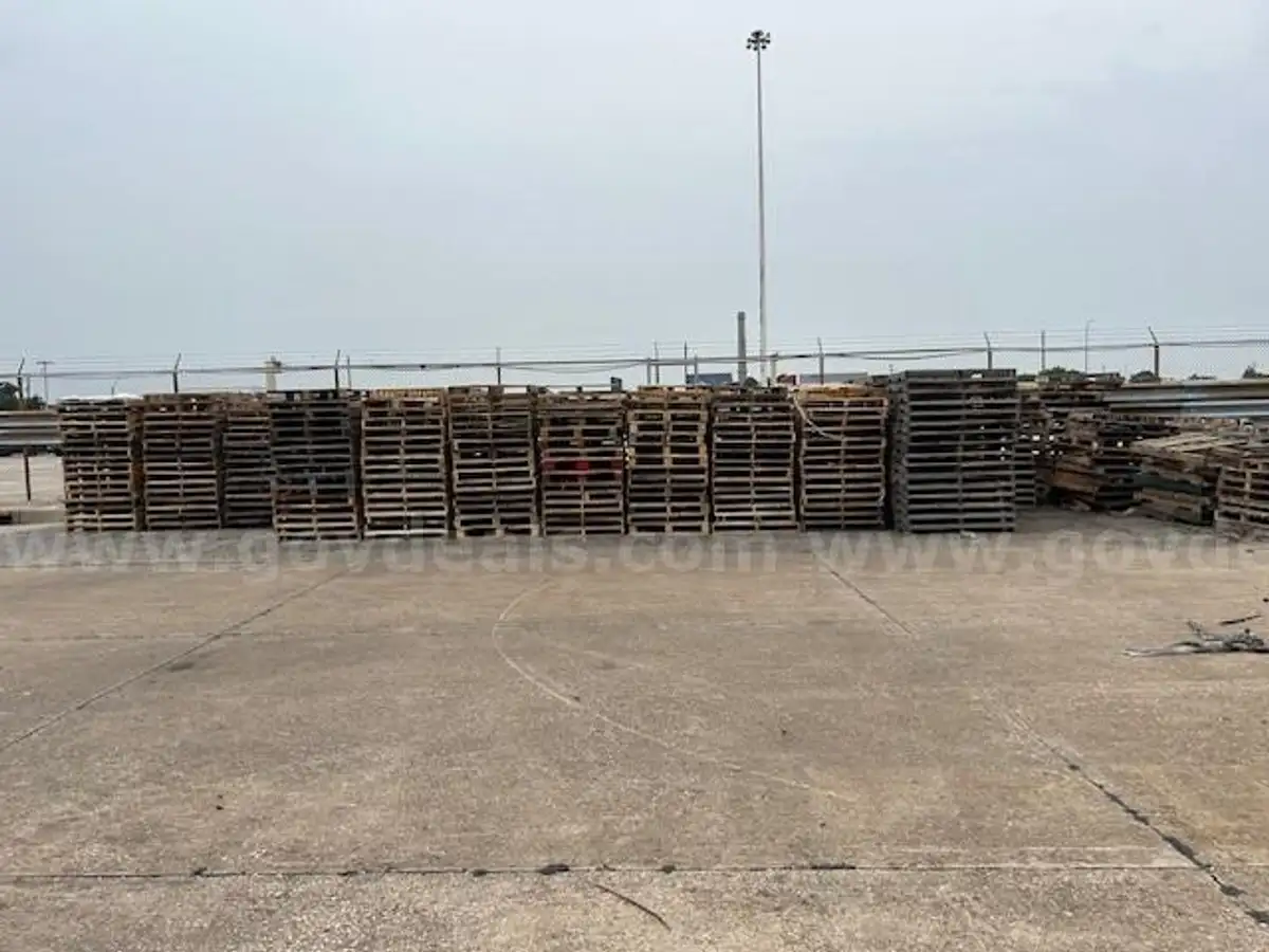 Wood Pallets 30 columns each containing ~15 pallets: Dallas Texas ...