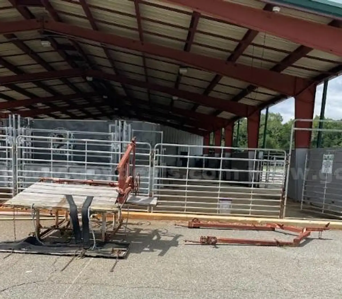 Spring o Matic Cattle Hoof Trimming Table | AllSurplus