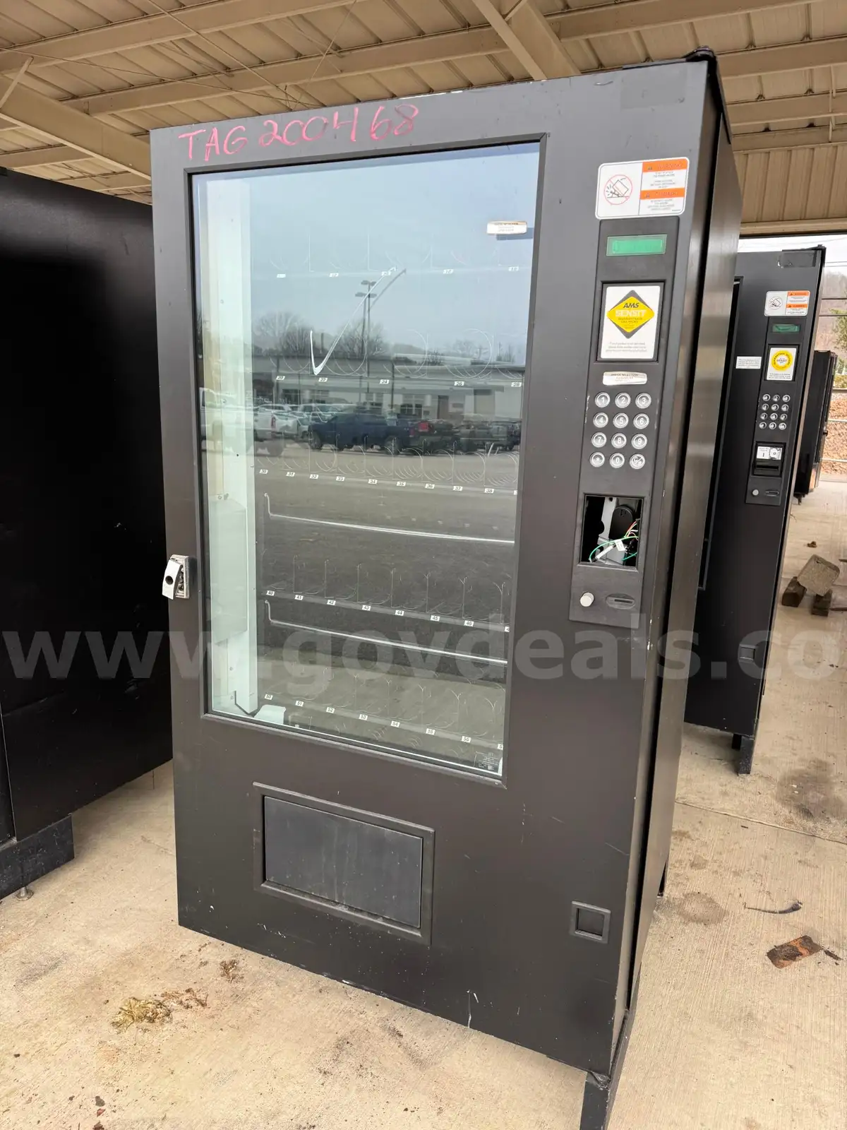 1 Lot 4 Vending Machines | AllSurplus