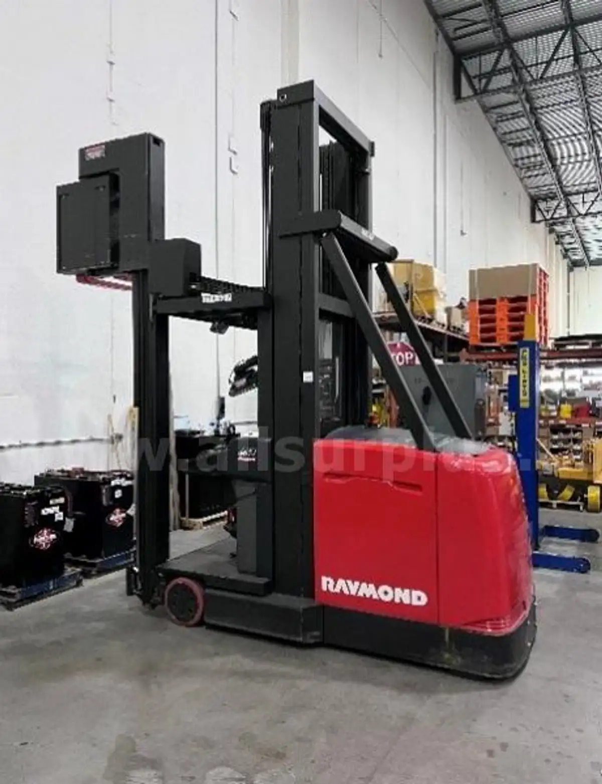 2022 Raymond 960-CSR30T Swing-Reach Turret Truck Lift | AllSurplus