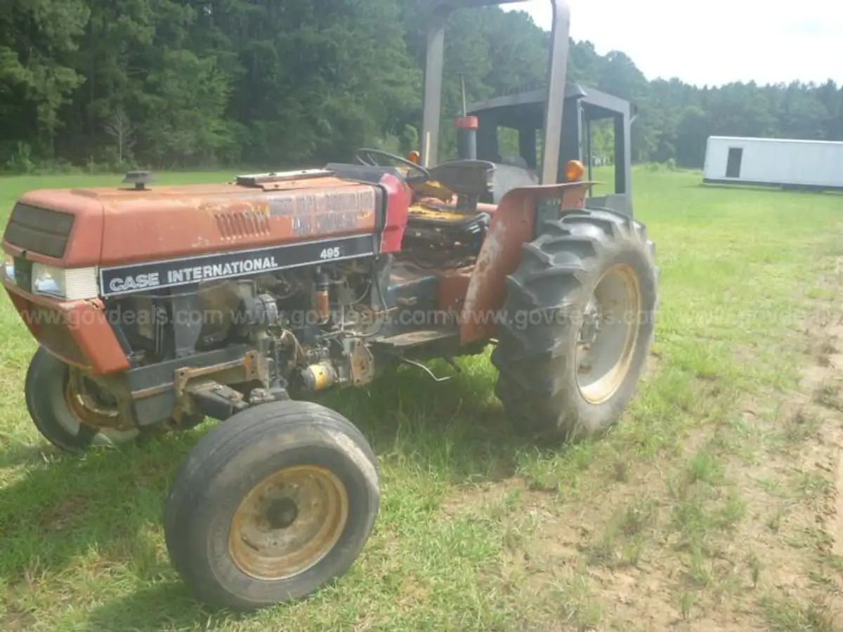 CASE INTERNATIONAL 495 TRACTOR | AllSurplus
