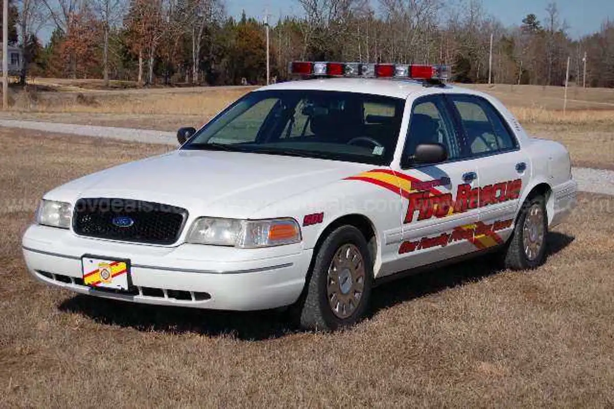 2003 FORD CROWN VIC- p71 - FIRE CHIEFS VEHICLE | GovDeals