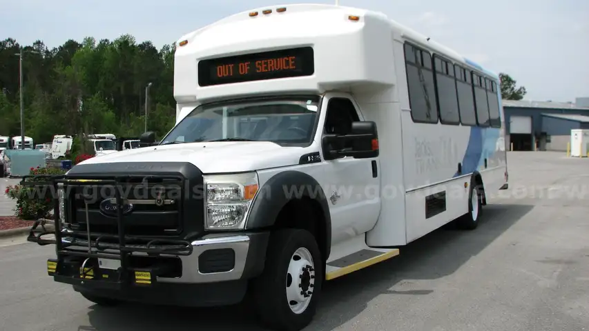 2015 FORD F-550 Champion Defender 30 Passenger Bus | GovDeals