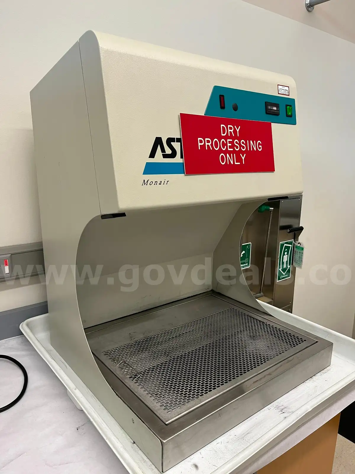 Monair Astec Microflow Dusting Station/Fume Cabinet - functional ...