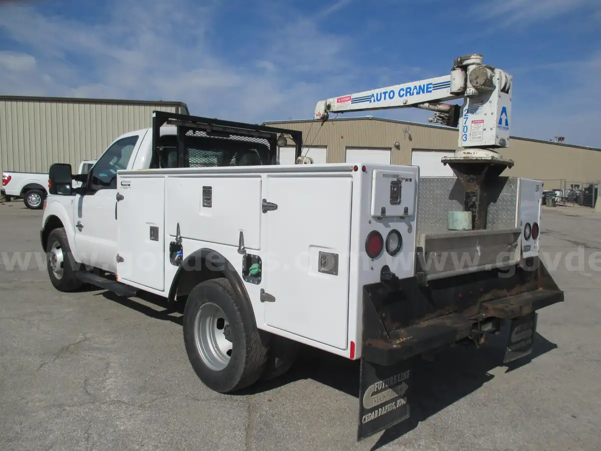 2015 Ford F350 XL Super Duty 4x2 with Fiberglass Service Body & Crane ...