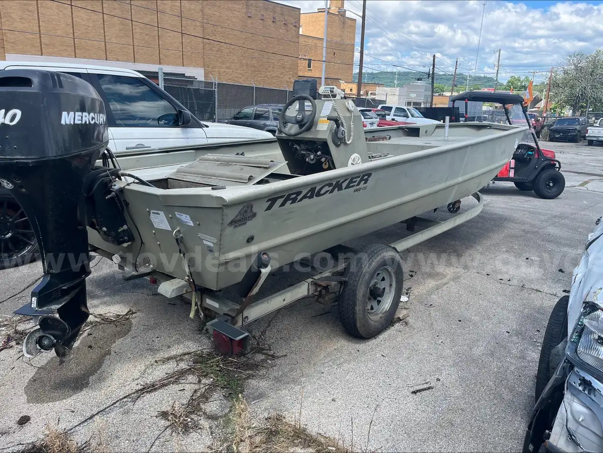 18 FT TRACKER CENTER CONSOLE ALUMINUM BOAT ( NOT RUNNING) | AllSurplus