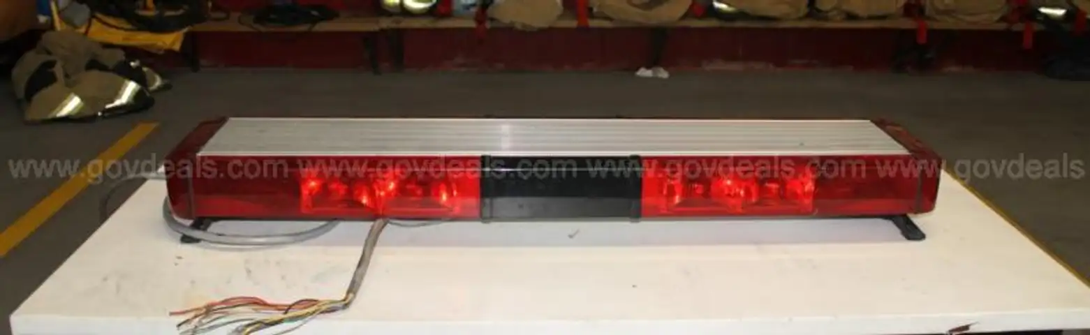 Whelen Light Bar, Strobes, all Red | AllSurplus