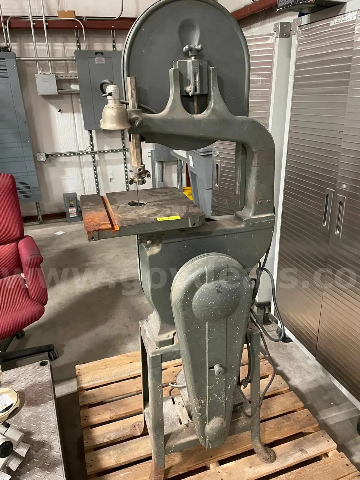 Stand up Band saw with Delta Motor | GovDeals