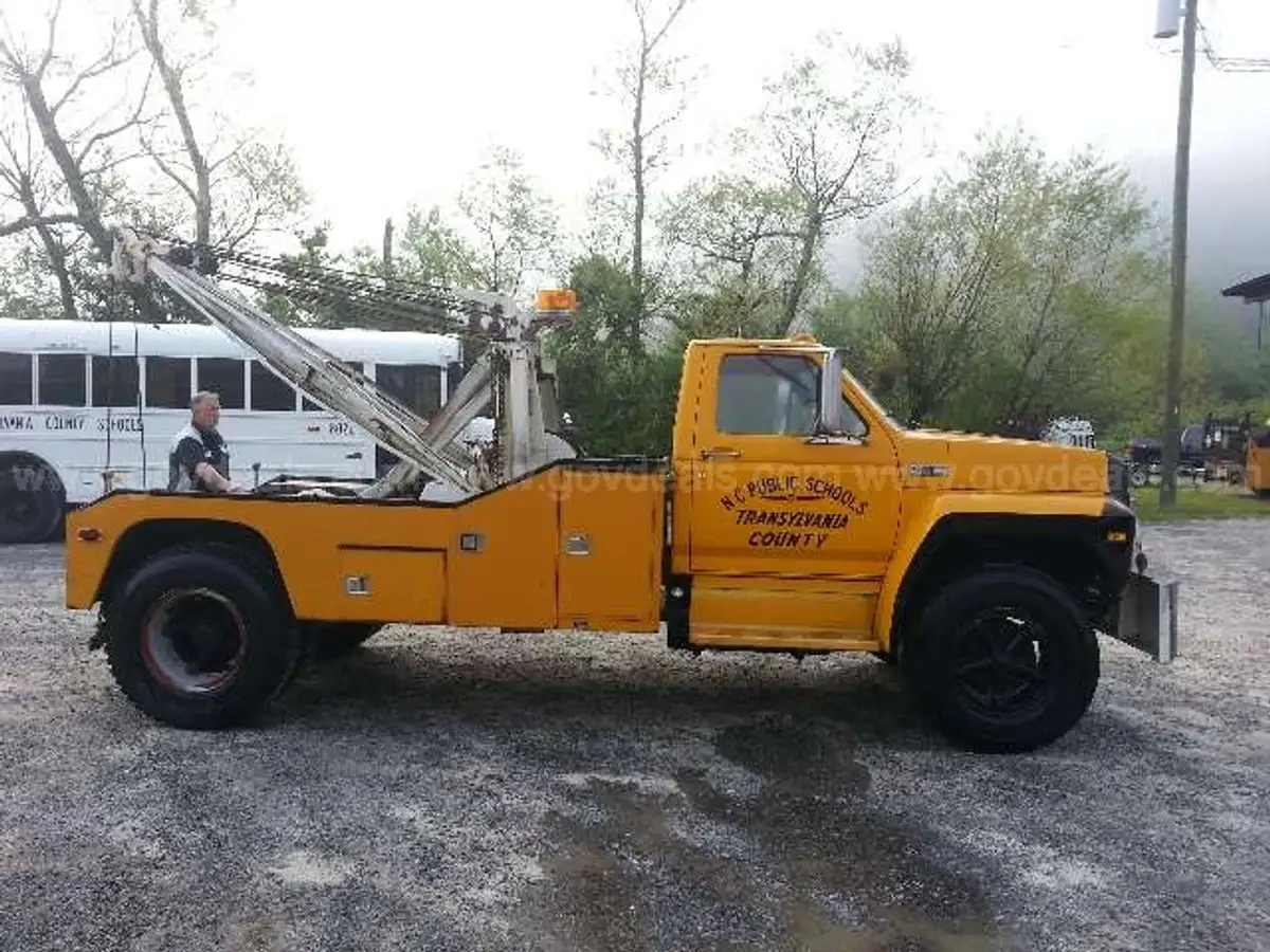 Wrecker Ford 370 V8 Holmes 600 Boom | GovDeals