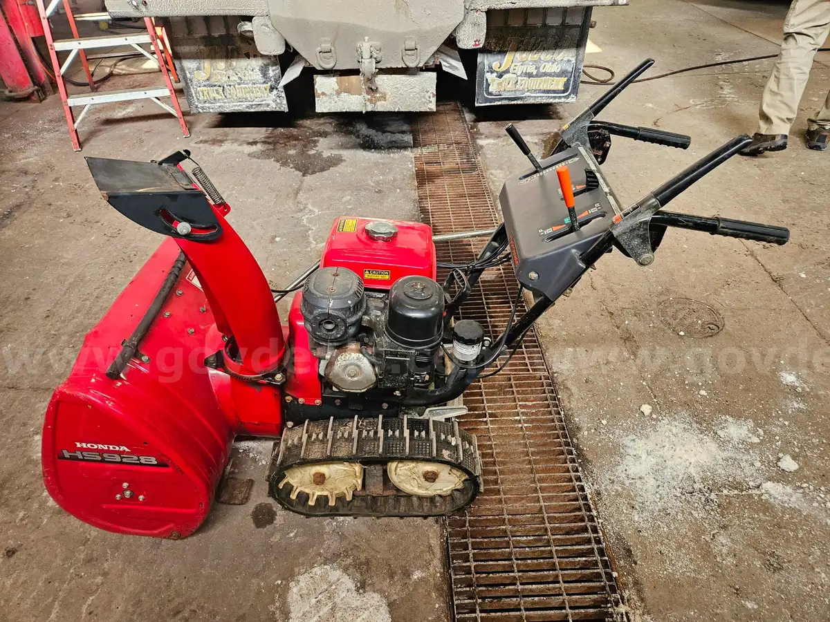 Honda HS928 Hydrostatic Track Drive Snowblower | GovDeals