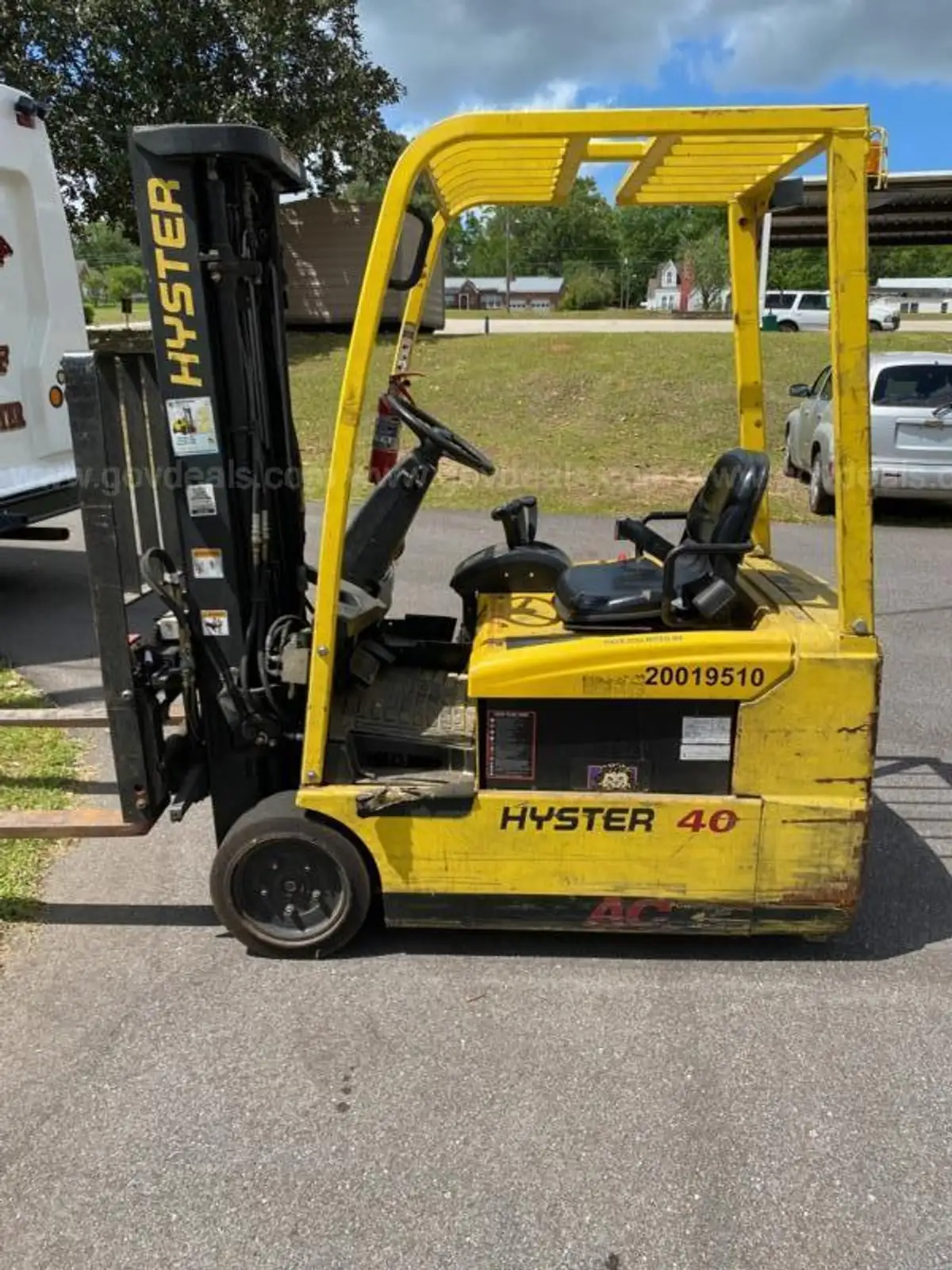 Hyster 40 electric forklift with charger | GovDeals