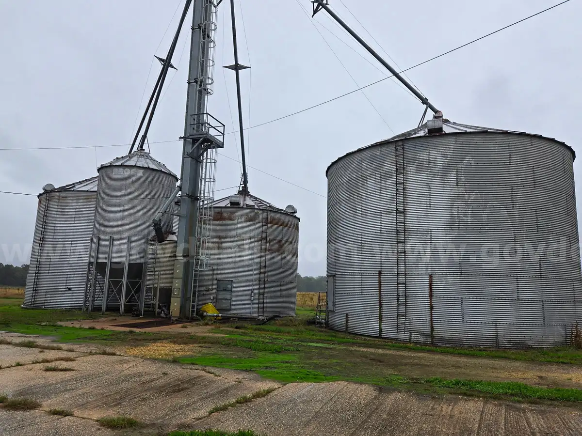 5 GRAIN BINS | AllSurplus