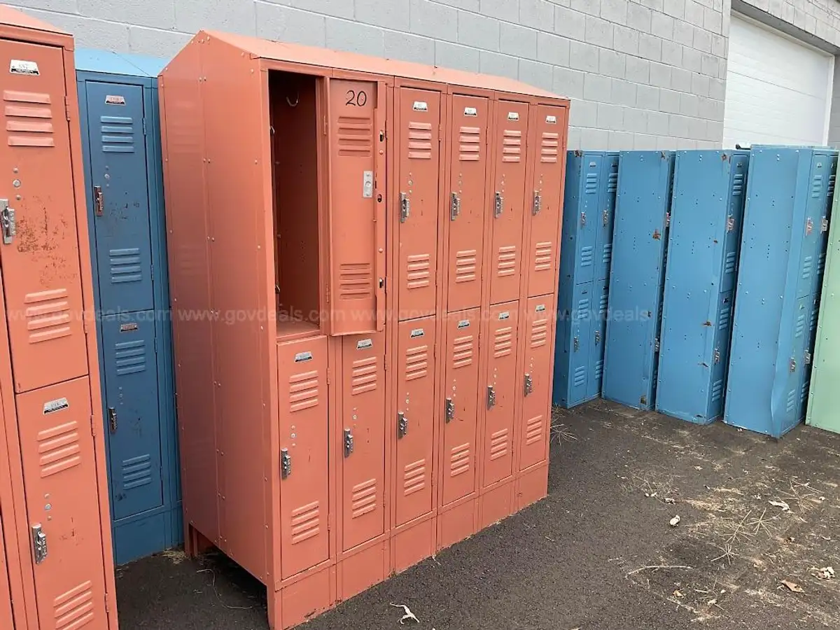 Bank of double sided lockers | AllSurplus