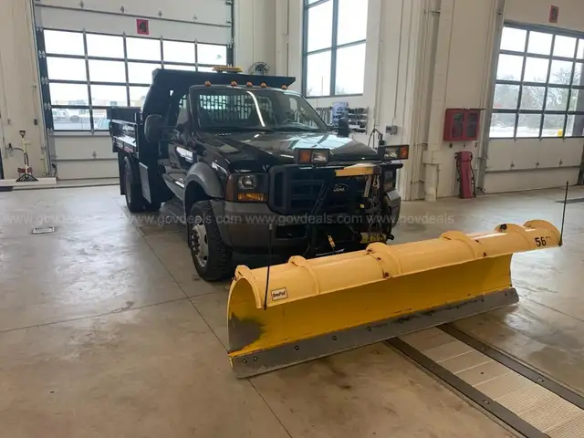 2005 Ford F-450 SD w/ Dump Box & Plow | GovDeals