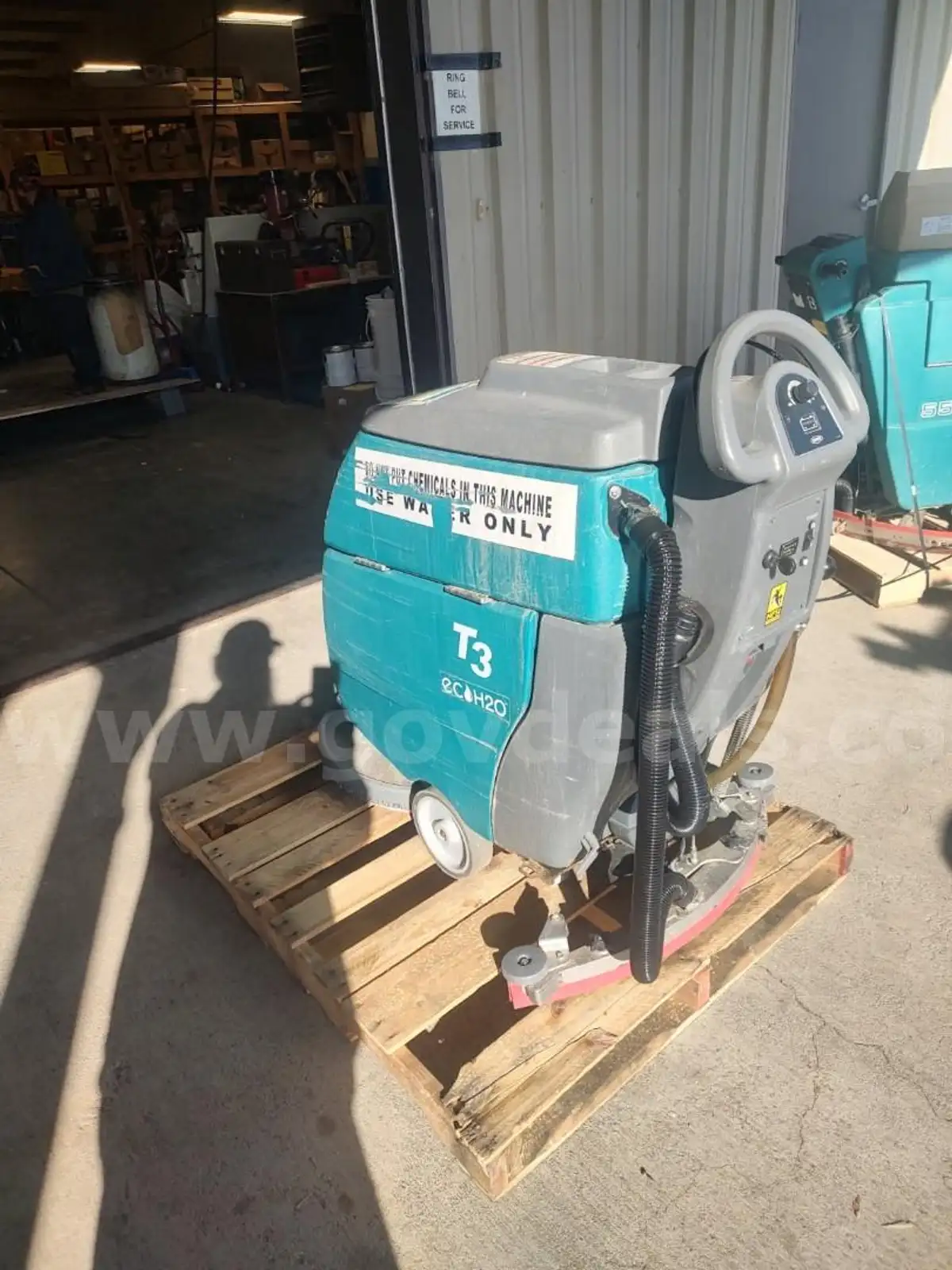 TENNANT T3 FLOOR SCRUBBER | GovDeals