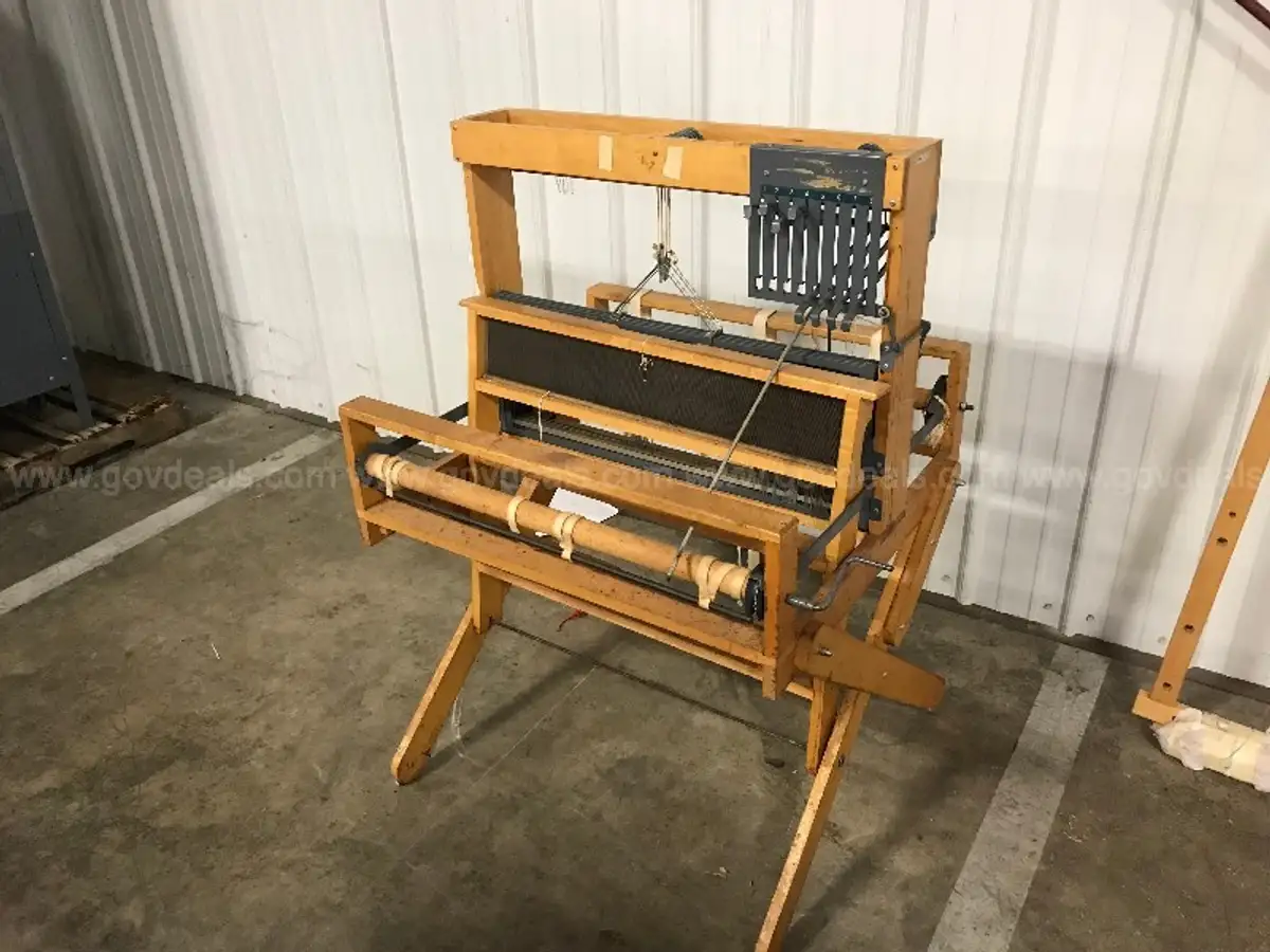 STRUCTO ARTCRAFT WEAVING LOOM | GovDeals