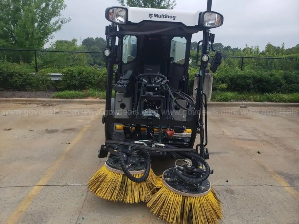 2021 MULTIHOG MACHINE SWEEPER , MODEL CV350 | AllSurplus
