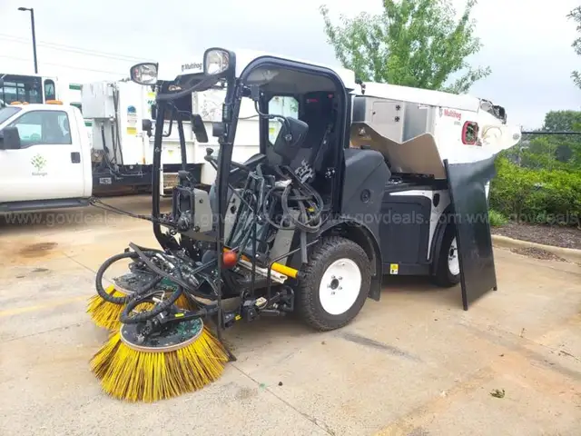 2021 MULTIHOG MACHINE SWEEPER , MODEL CV350 | AllSurplus