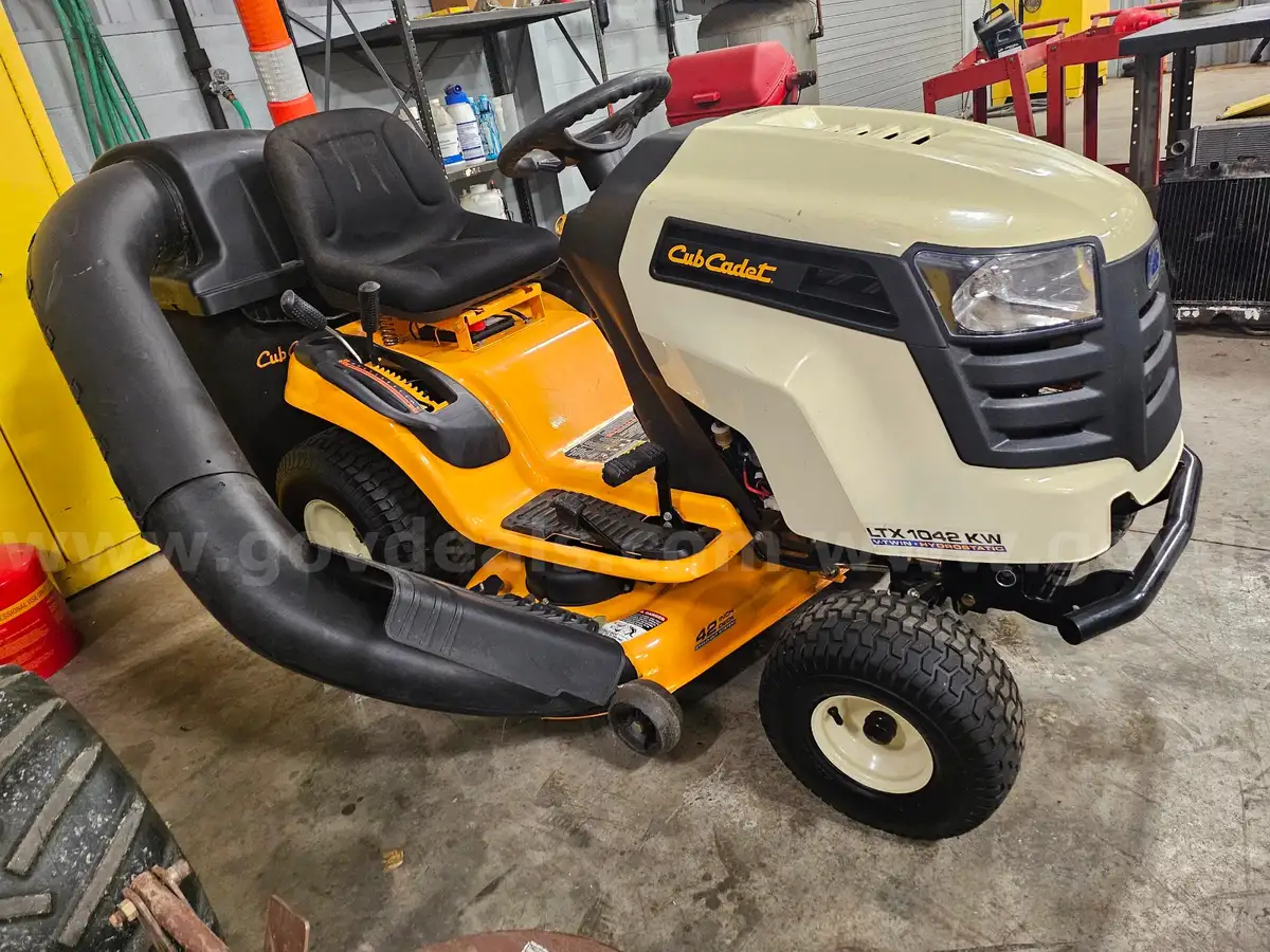 CUB CADET 42" LAWN TRACTOR. LTX 1042 KW | AllSurplus
