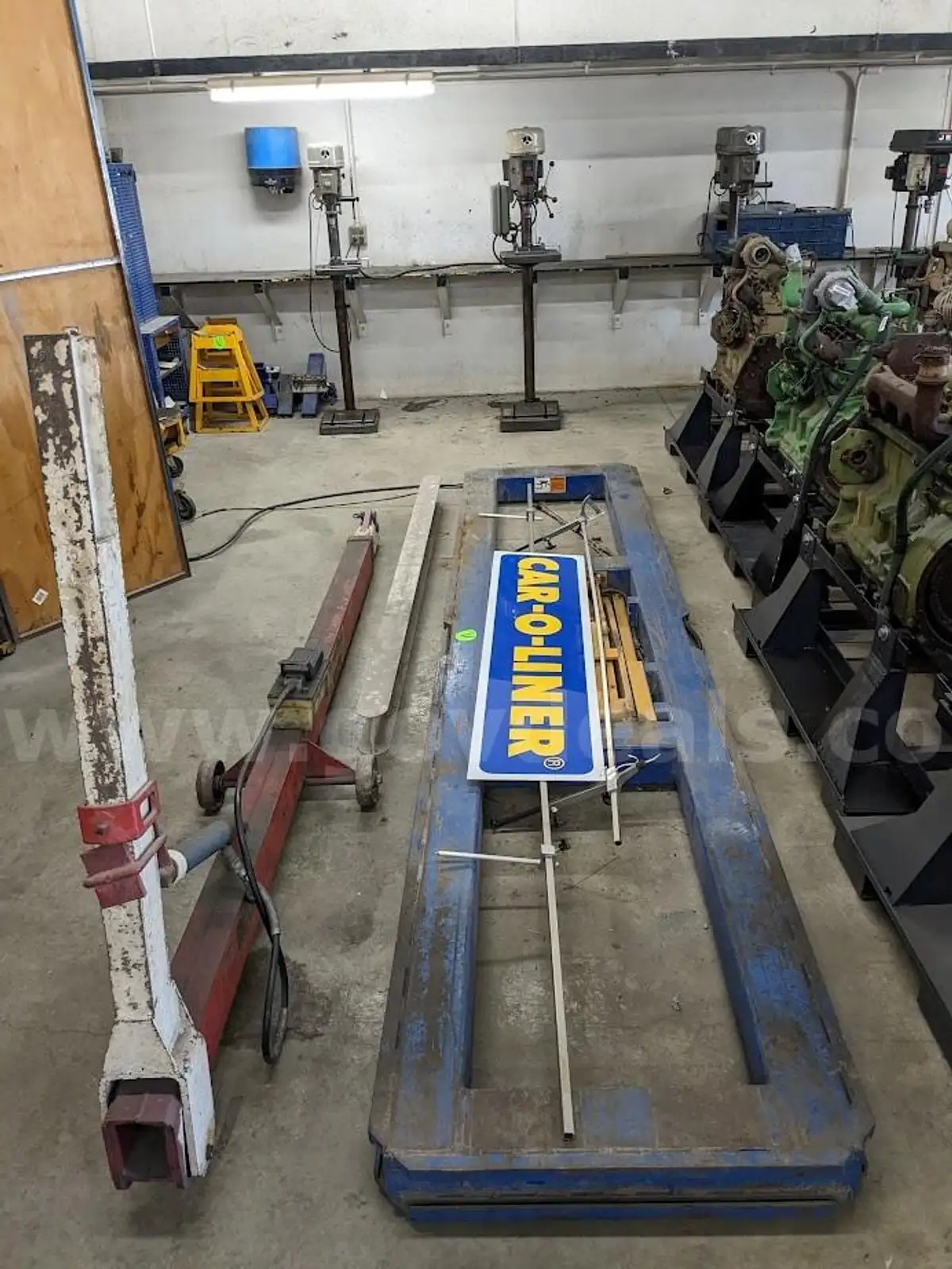 LOT - Frame straightener system with lift, adaptors, measuring tools ...