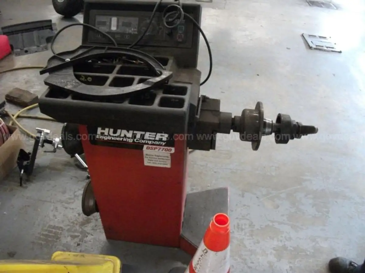 Hunter DSP7700 tire balancer | AllSurplus