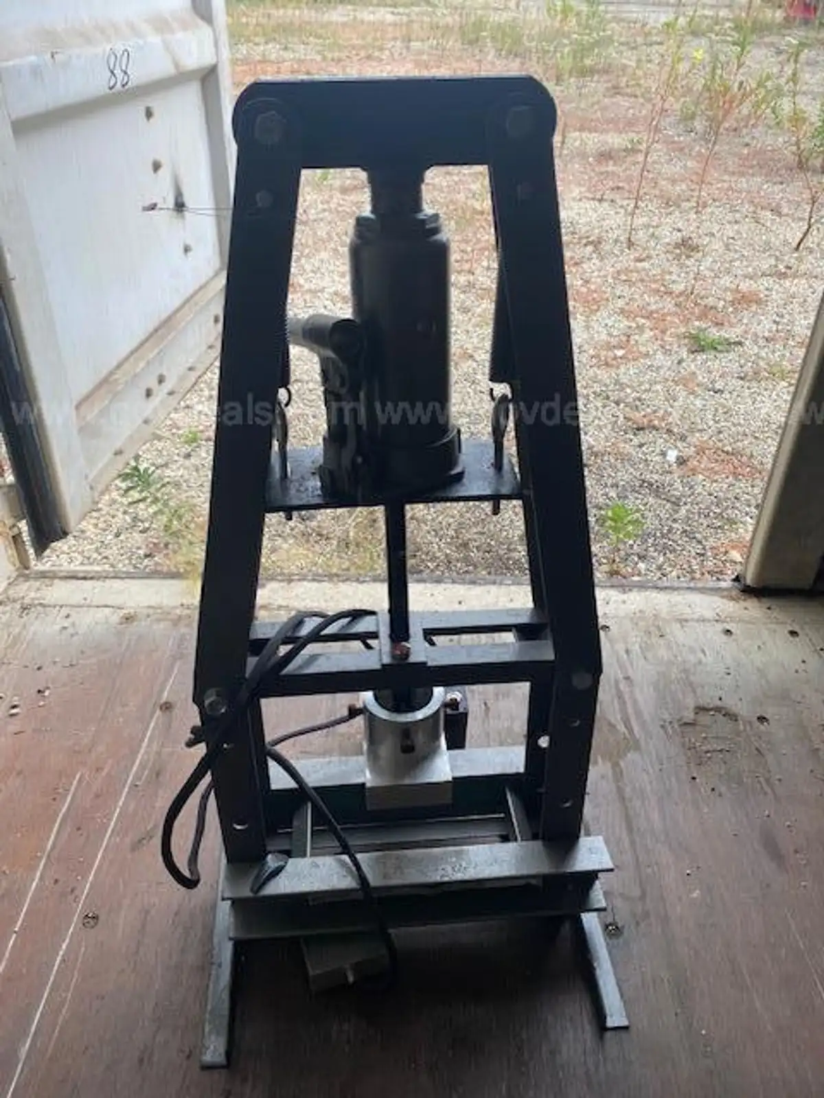 Central Machinery 6 ton press | AllSurplus