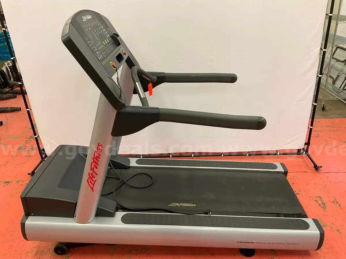 Life Fitness Integrity Series Treadmill Model CLST, Powers On | GovDeals