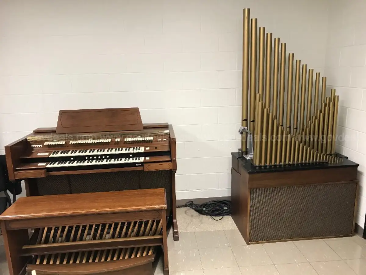 Conn Organ Artist Model 721 w/pipes | GovDeals